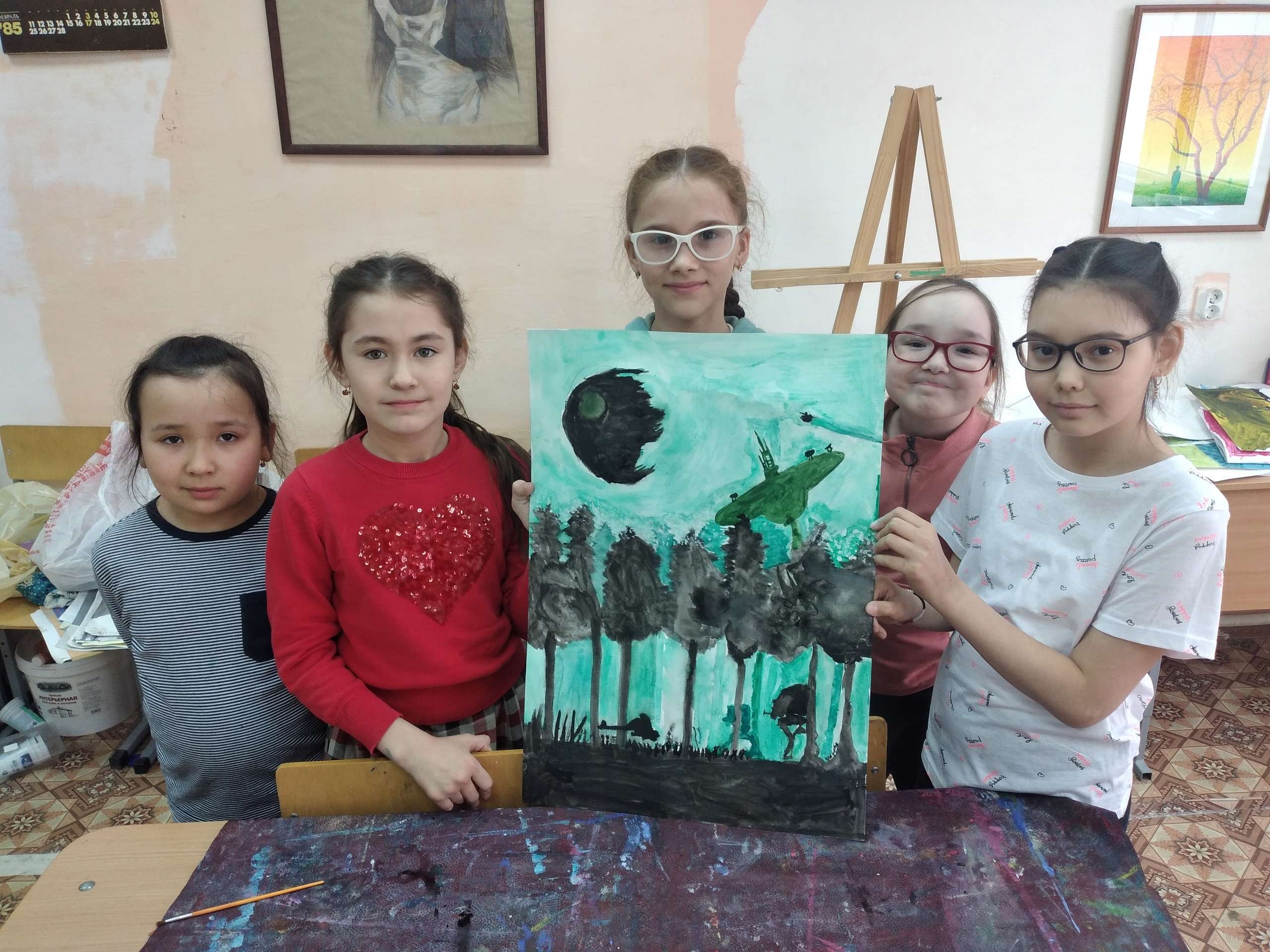 Воспитанники кружка ИЗО нарисовали совместный рисунок на тему ...